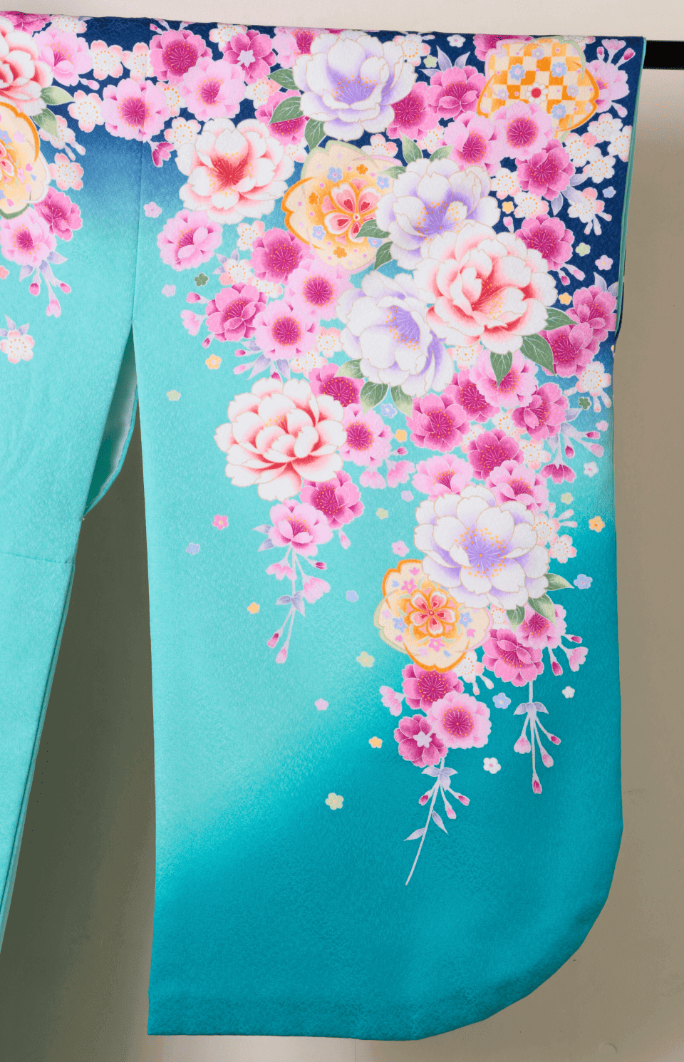 着物〉水色×青色 変り桜柄着物 〈袴〉紺色 桜ちらし刺繍袴 【720 着物〉水色×青色 変り桜柄着物 〈袴〉紺色 桜ちらし刺繍袴 【720