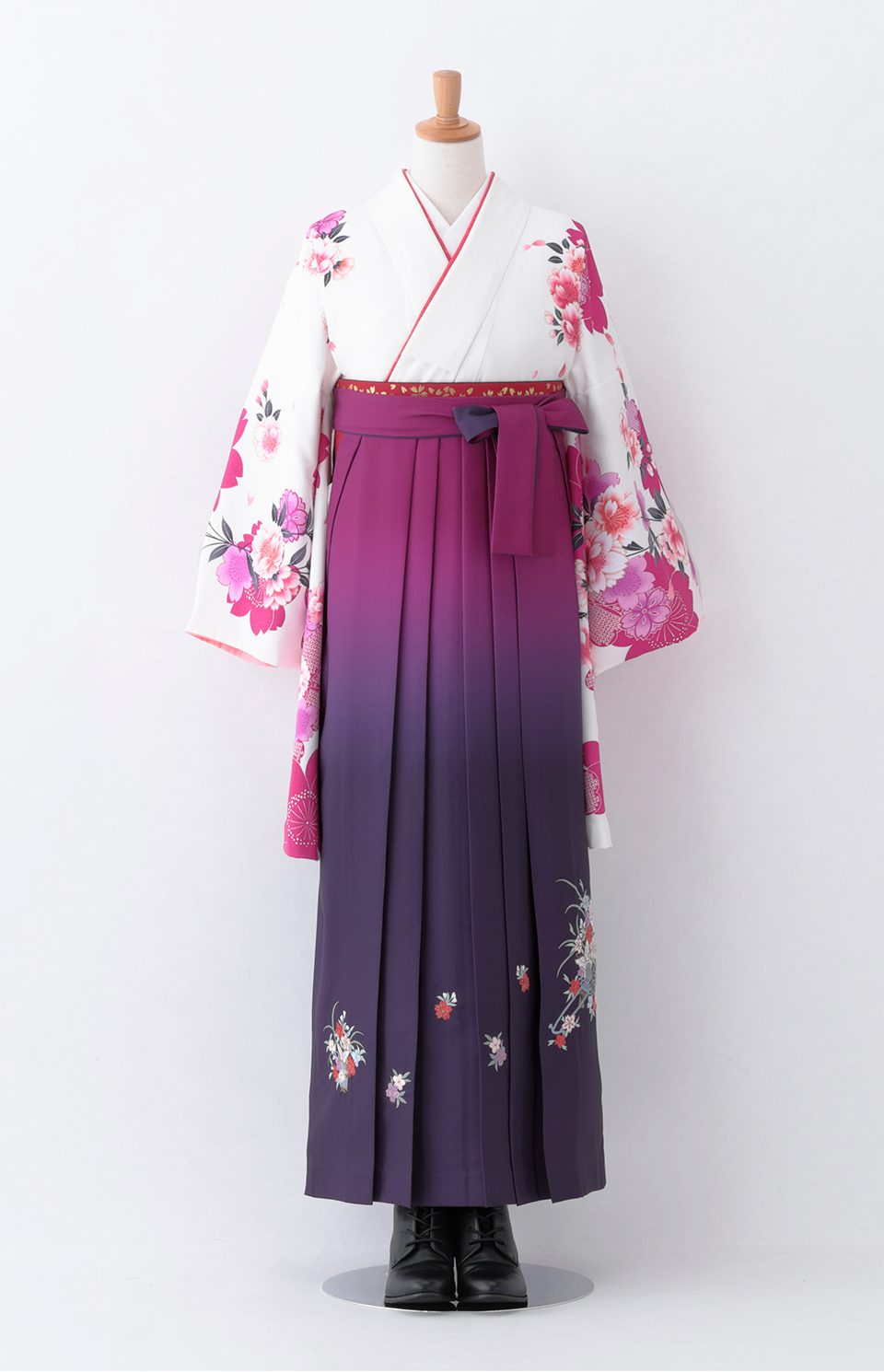 〈着物〉白色 匹田枝垂れ柄着物 〈袴〉紫色&ワイン色ぼかし 花車の刺繍袴 【T134】｜卒業袴のレンタルはマイム